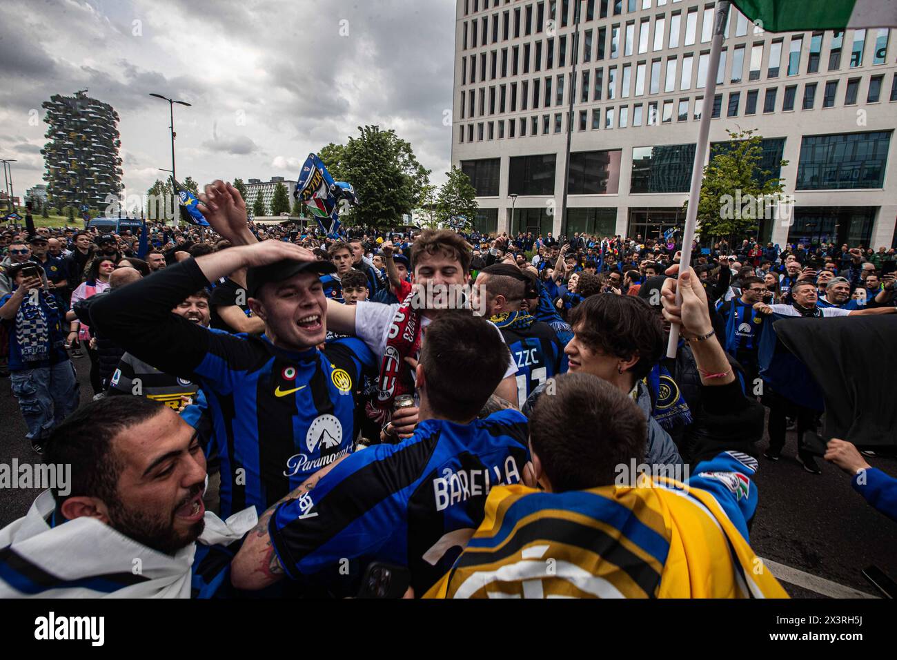 Milano, Italia. 28th Apr, 2024. Festeggiamenti dei tifosi dell'inter ...