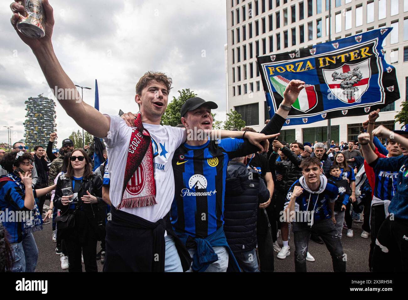 Milano, Italia. 28th Apr, 2024. Festeggiamenti dei tifosi dell'inter ...
