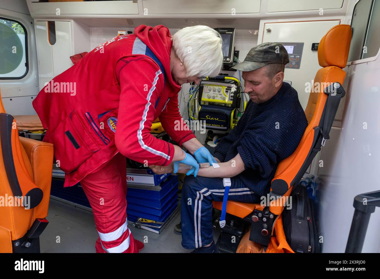 the paramedic gives an intravenous injection to the patient Stock Photo ...