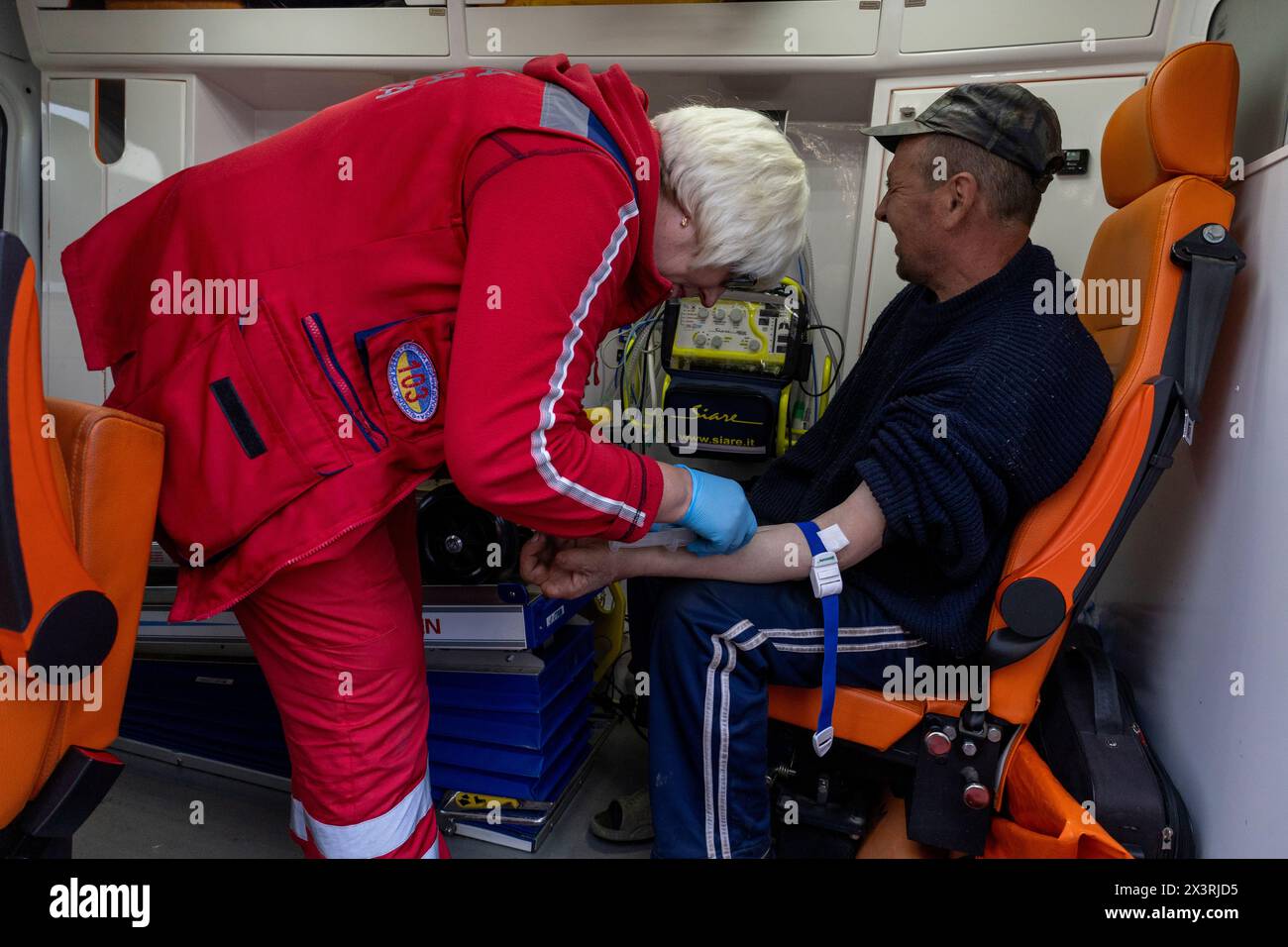 the paramedic gives an intravenous injection to the patient Stock Photo ...