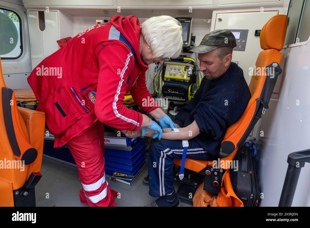 the paramedic gives an intravenous injection to the patient Stock Photo ...