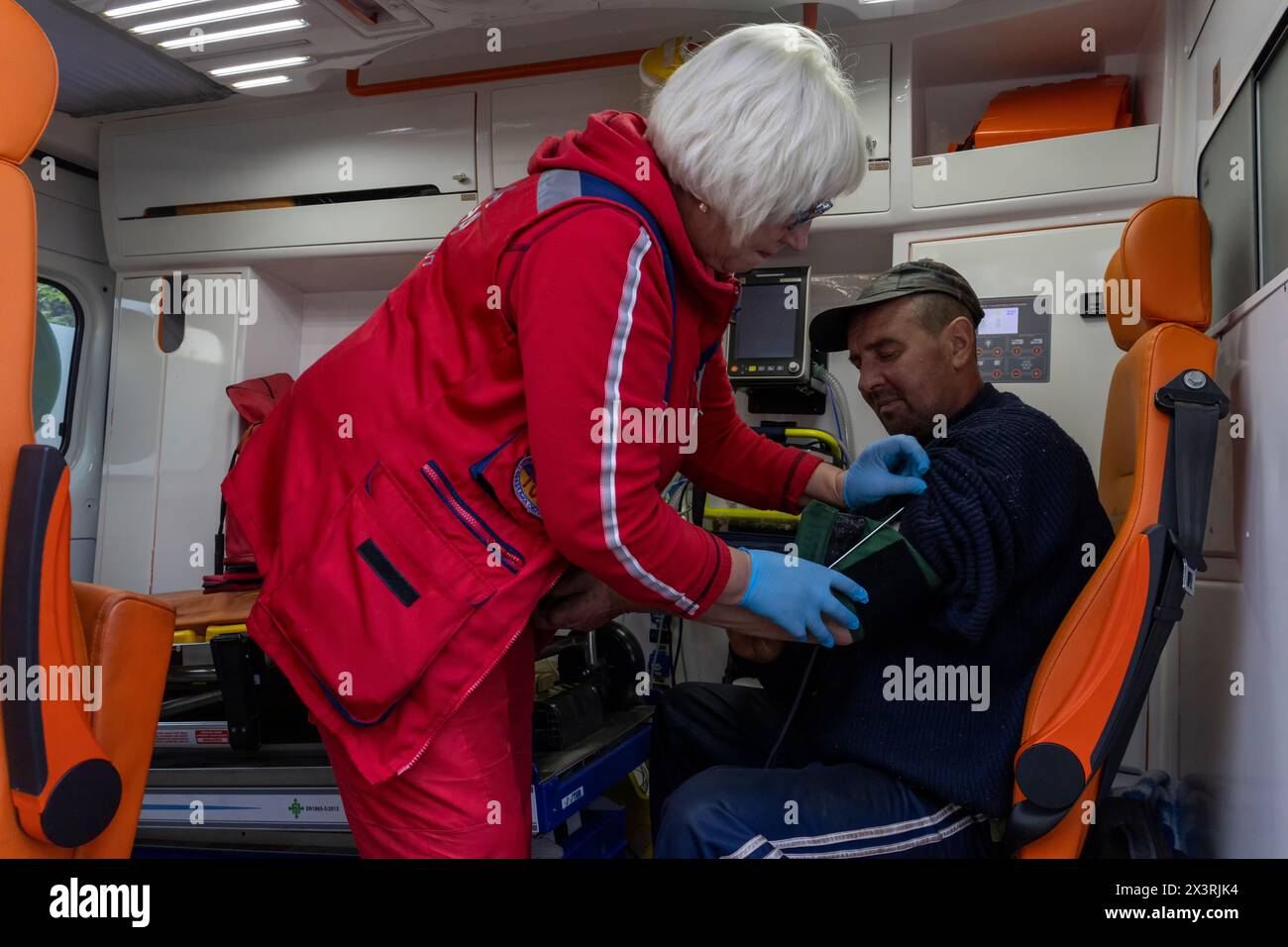 the paramedic gives an intravenous injection to the patient Stock Photo ...