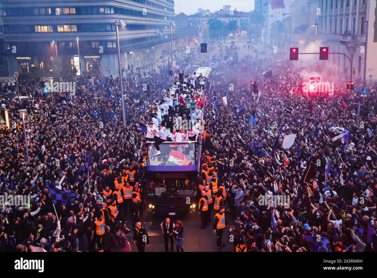 Milan, the open-top bus for the Inter Scudetto party. In the photo: The ...