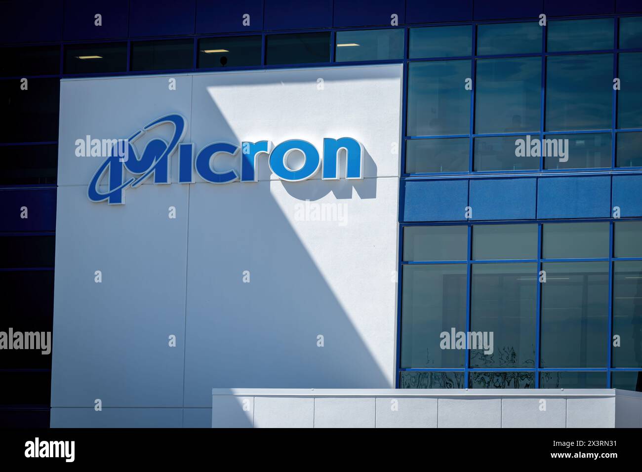 Semiconductors micron hi-res stock photography and images - Alamy