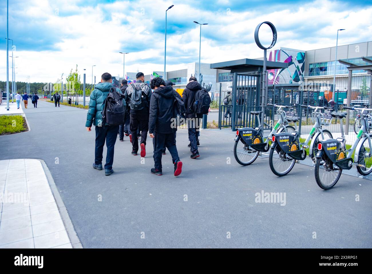Crowd of people going to work hi-res stock photography and images - Alamy