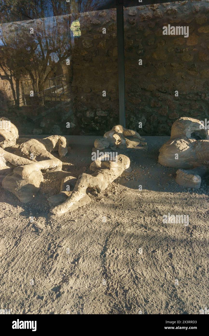 Pompeii dead bodies hi-res stock photography and images - Alamy