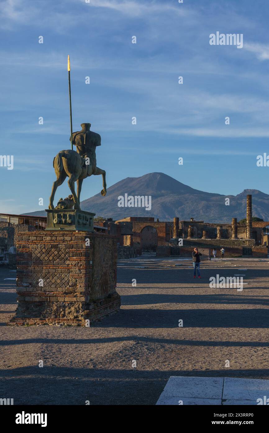 Mount vesuvius pompeii ruins statue hi-res stock photography and images ...