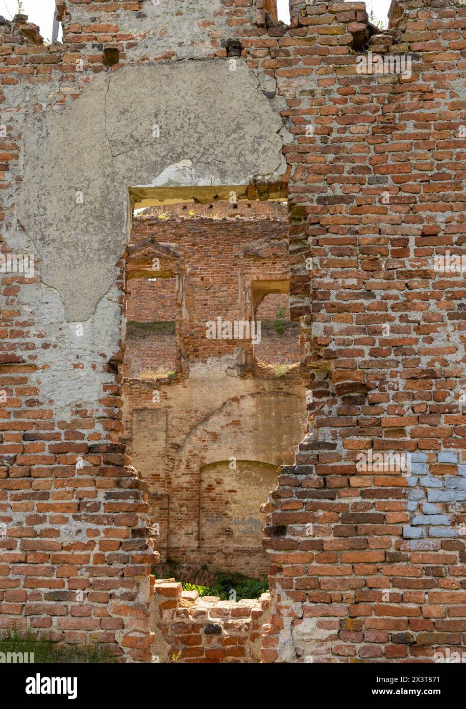 red brick ruins , damaged red bricks from the wall of an ancient building Stock Photo - Alamy
