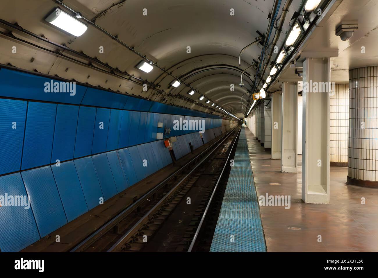 Train platform at Monroe Station in Chicago, Illinois, USA Stock Photo ...