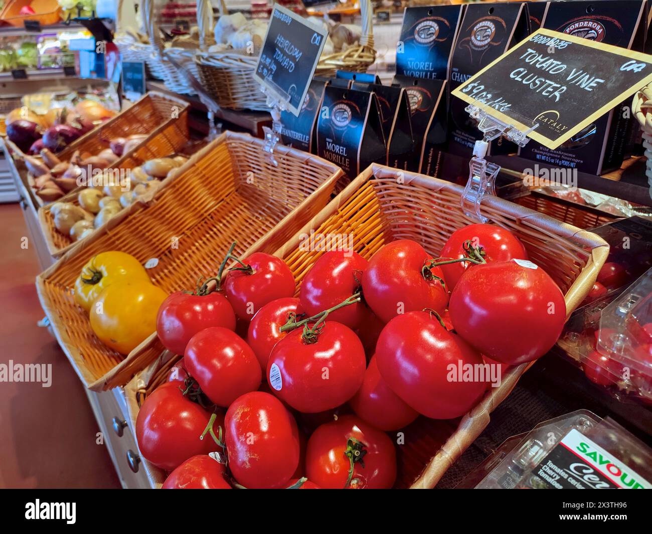 Supermarket tomato hi-res stock photography and images - Alamy