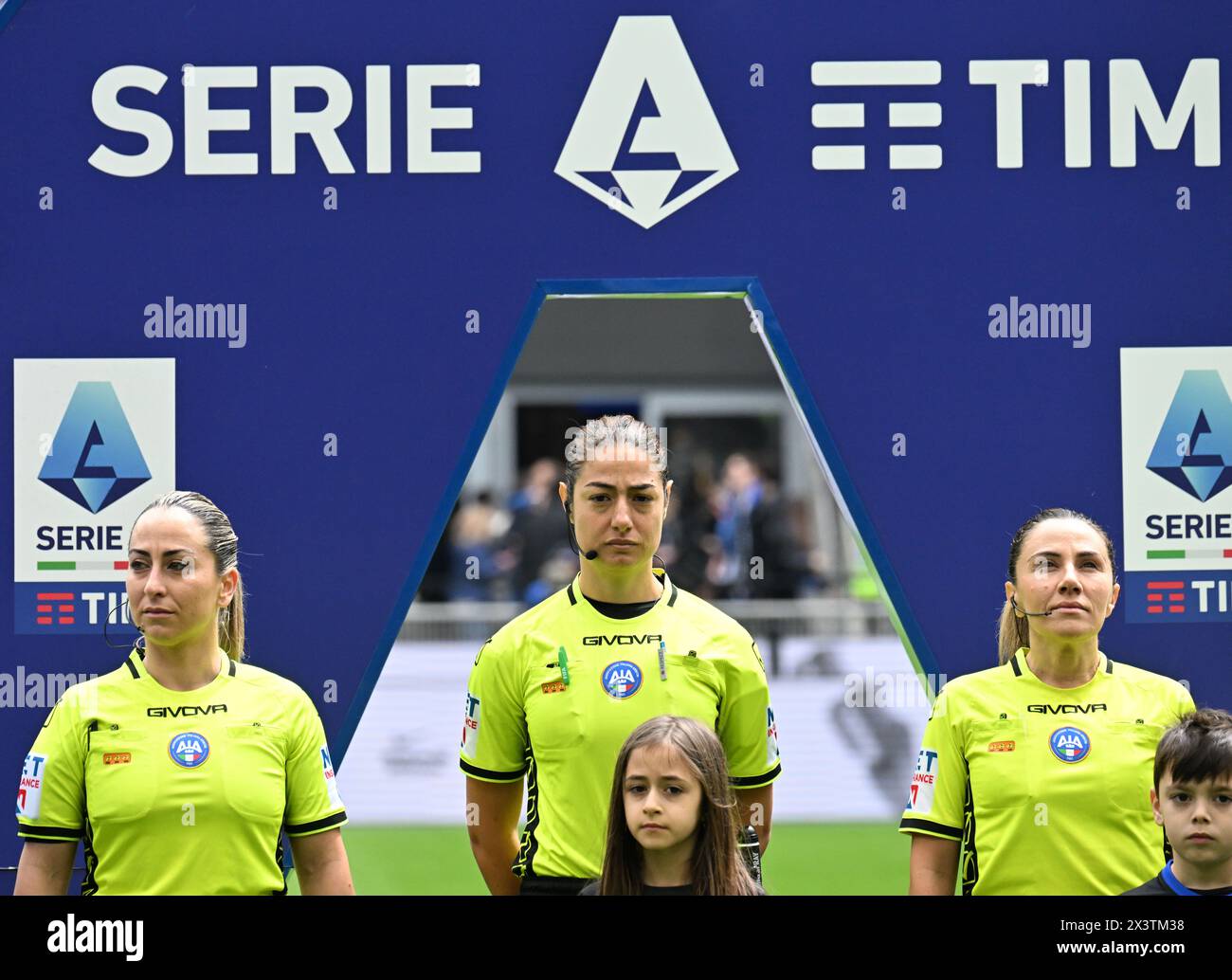 (240429) -- MILAN, April 29, 2024 (Xinhua) -- Referee Maria Sole ...