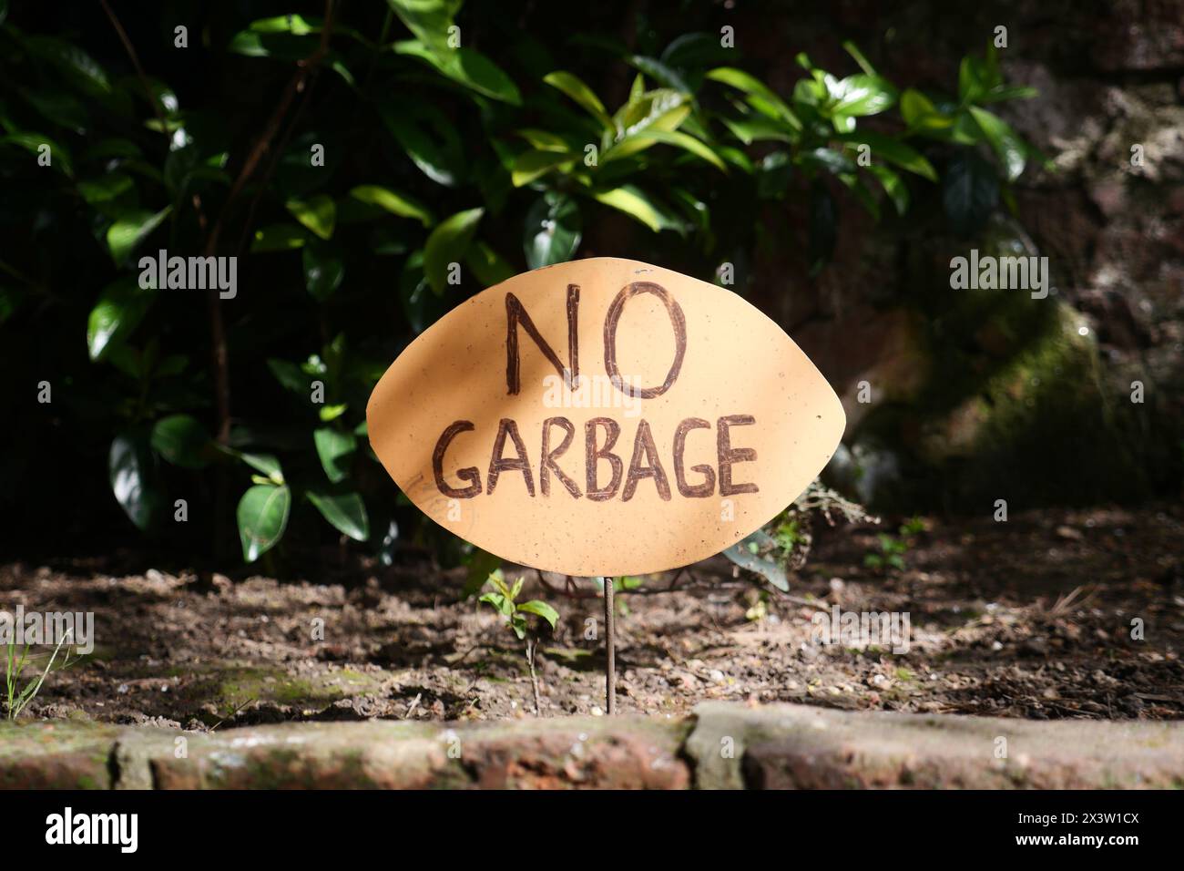 No dumping sign signs hi-res stock photography and images - Alamy