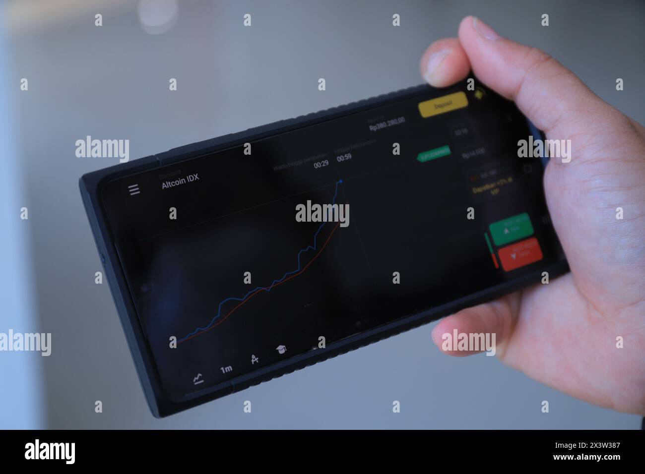 Trading on stock market with smartphone. Close up photo Stock Photo - Alamy