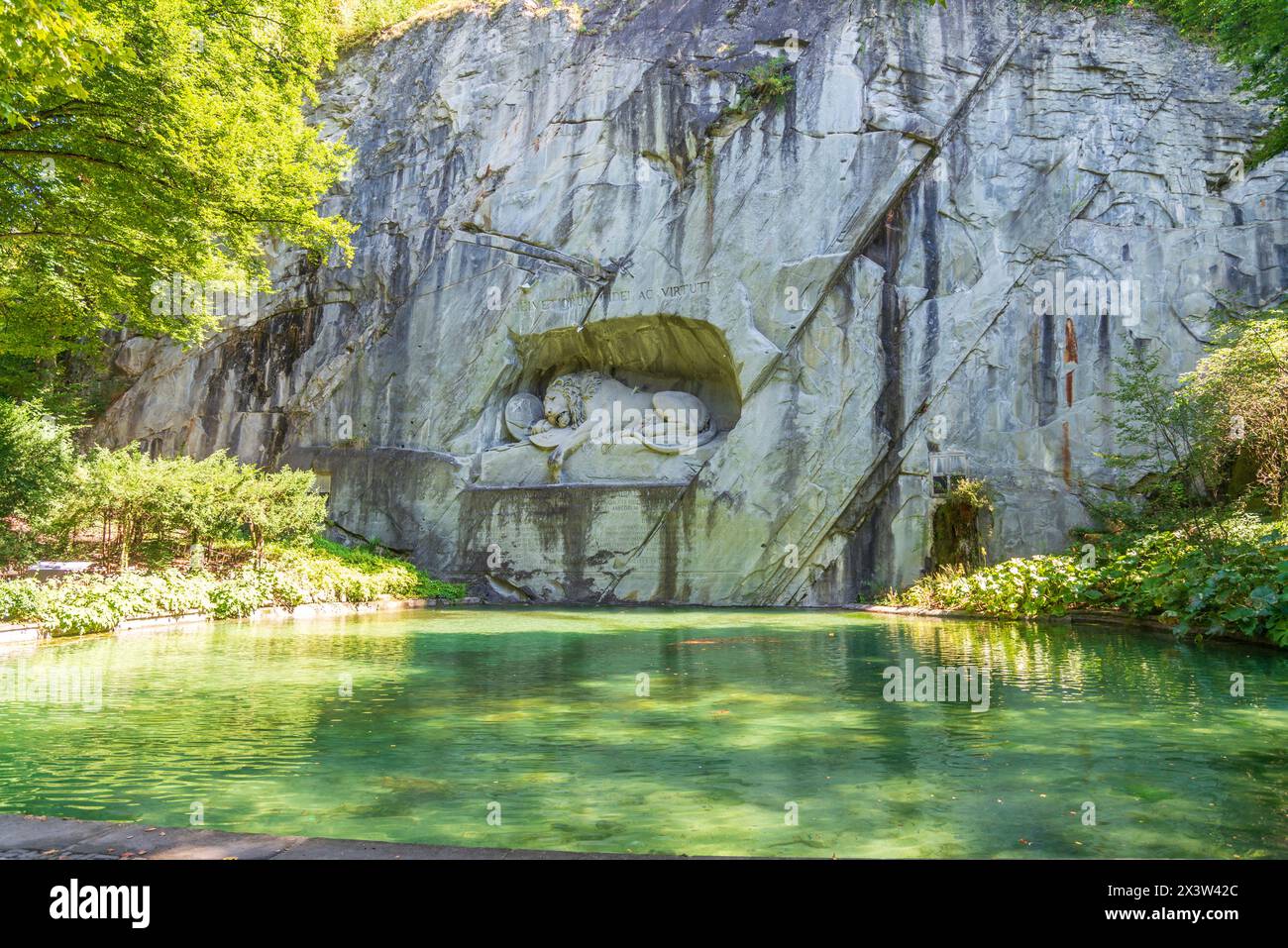 Famous monument of the sleeping Lion and lake view, Lucerne ...
