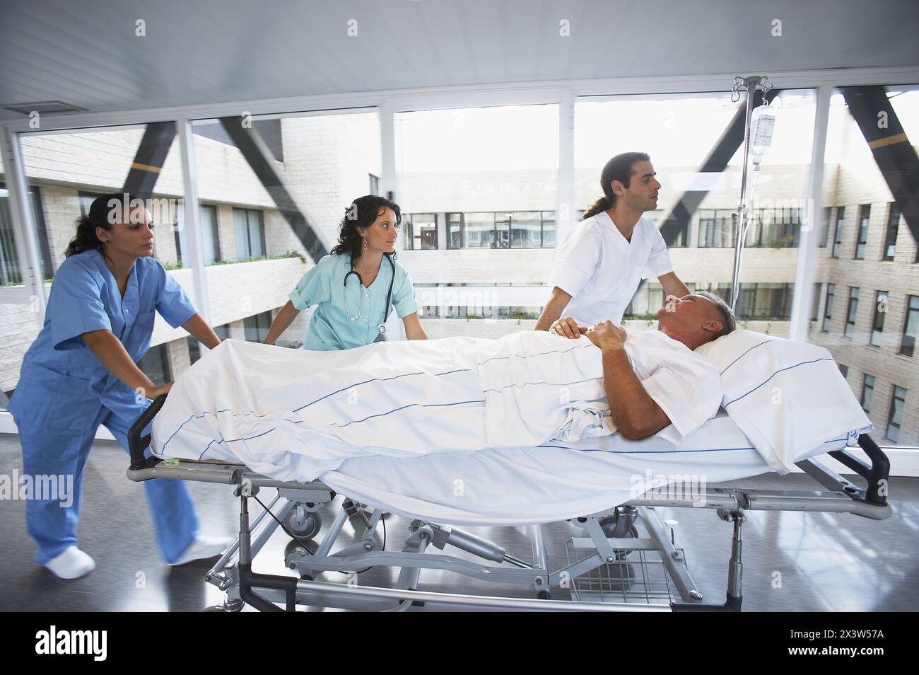 Men carrying stretcher hi-res stock photography and images - Alamy