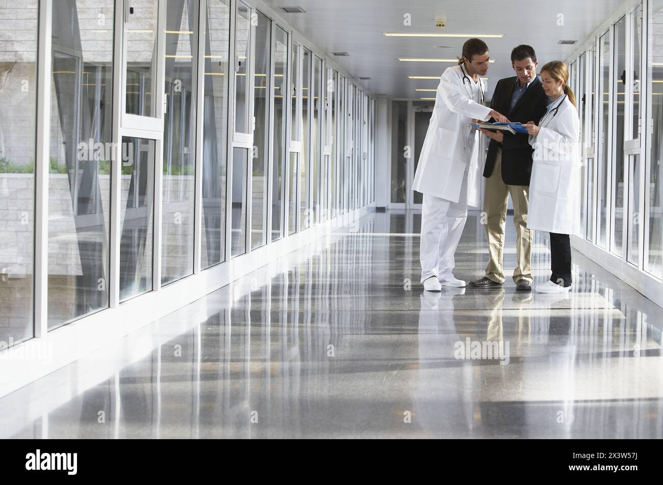 Hospital team doctors talking hi-res stock photography and images - Alamy