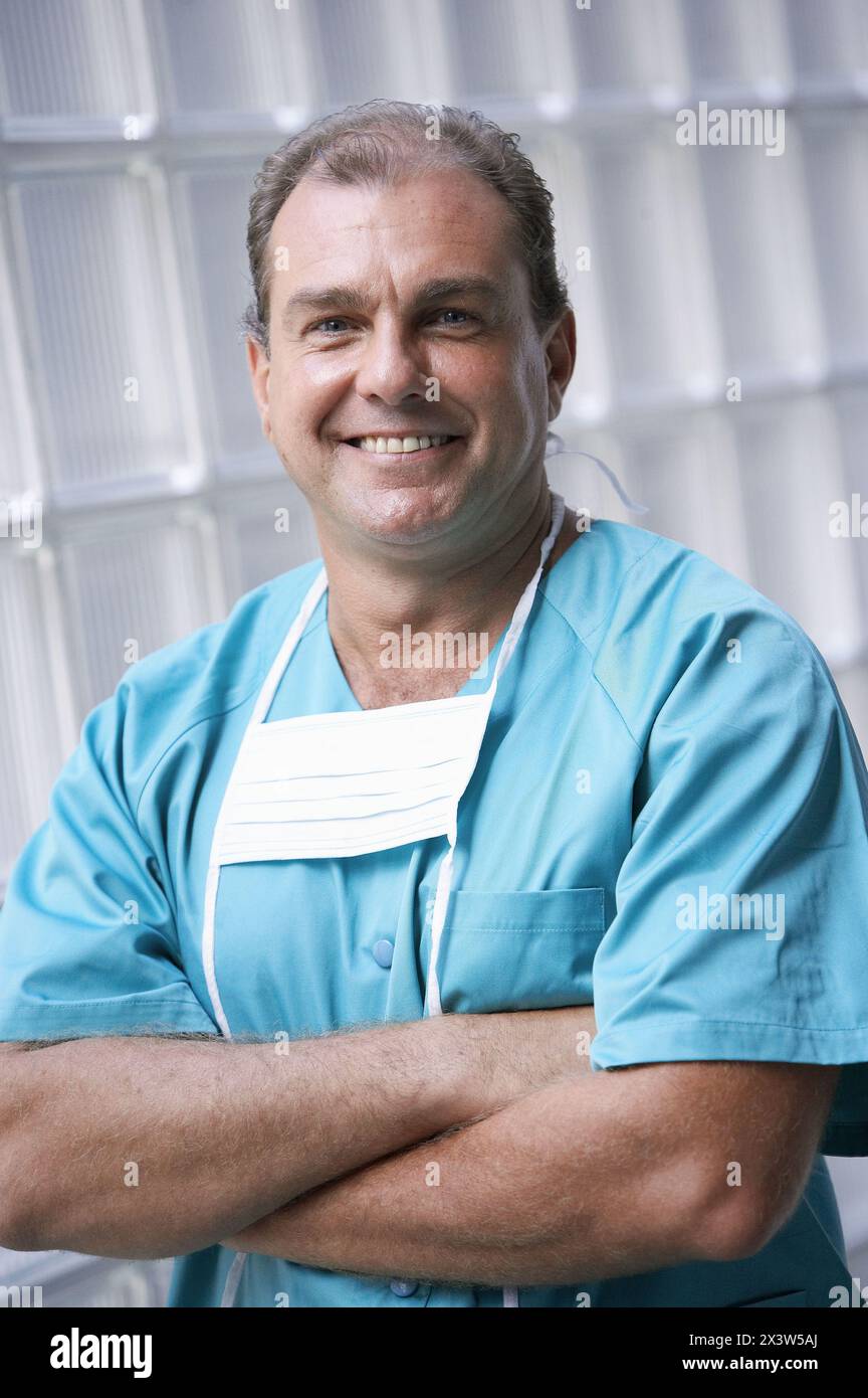 Male doctor standing facing camera hi-res stock photography and images ...