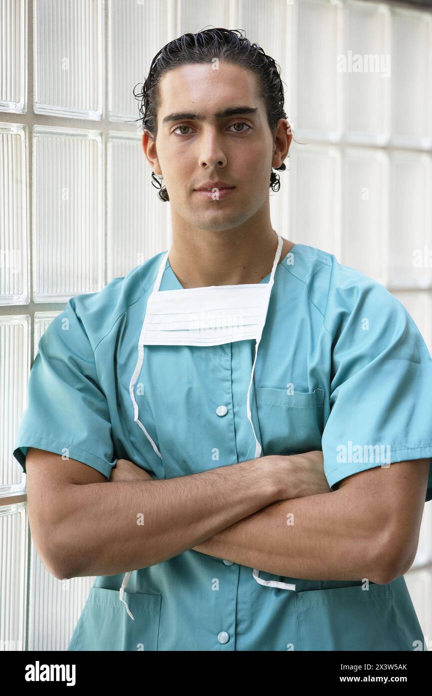 Male doctor standing facing camera hi-res stock photography and images ...
