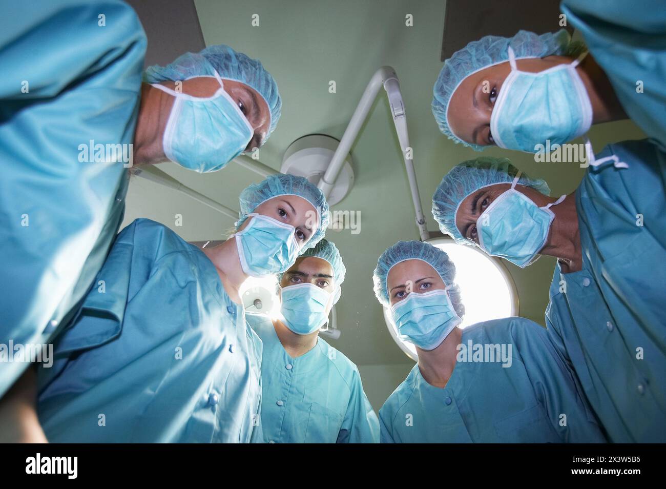 Surgeons operating human eye hi-res stock photography and images - Alamy