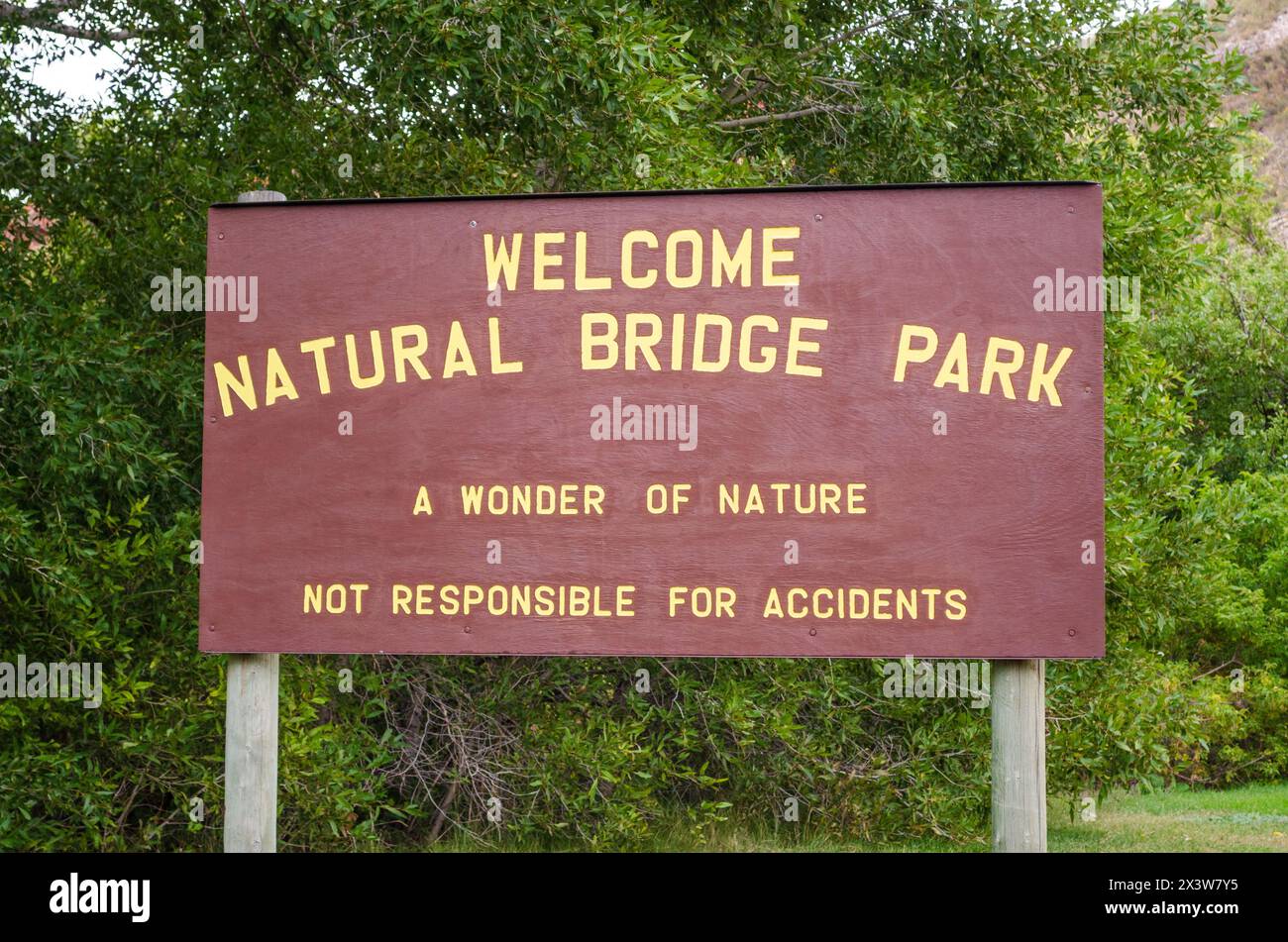 The Welcome Sign at Ayres Natural Bridge Park in Wyoming, USA Stock ...