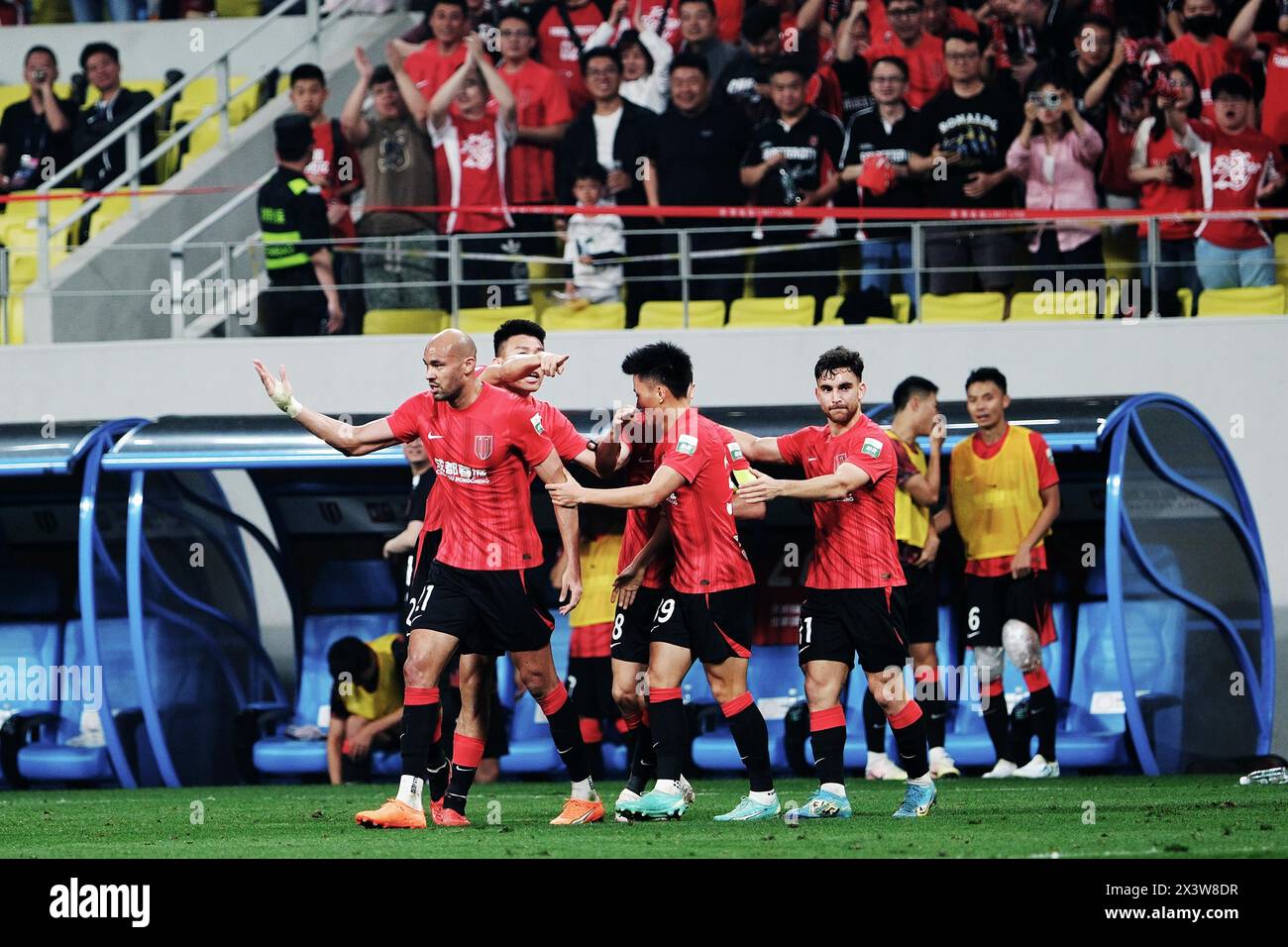 Shandong Taishan Football Club defeated Chengdu Rongcheng Football Club ...