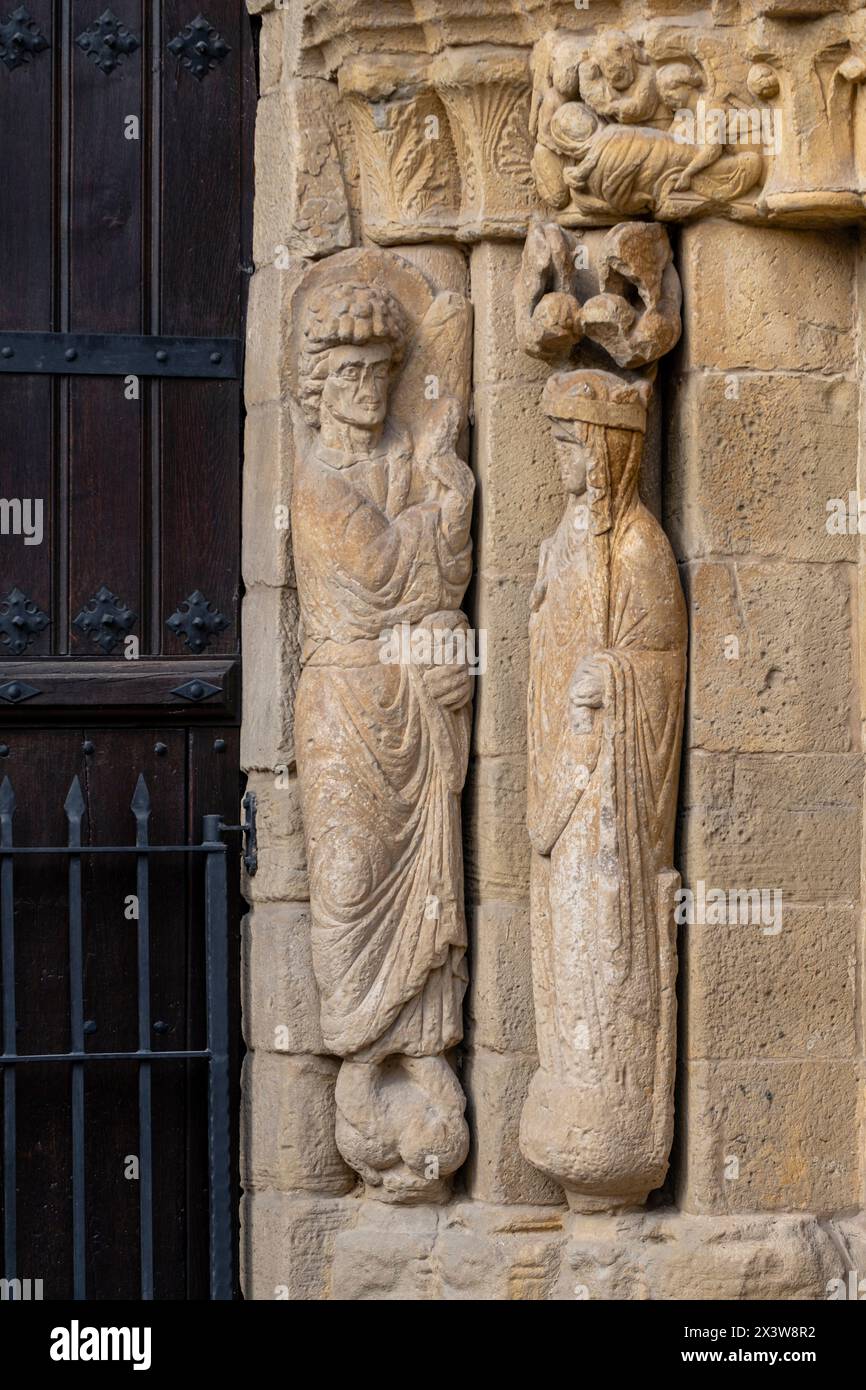 Virgen María y el Arcángel , escena de la Anunciación, puerta de Los Abuelos, Iglesia de San ...