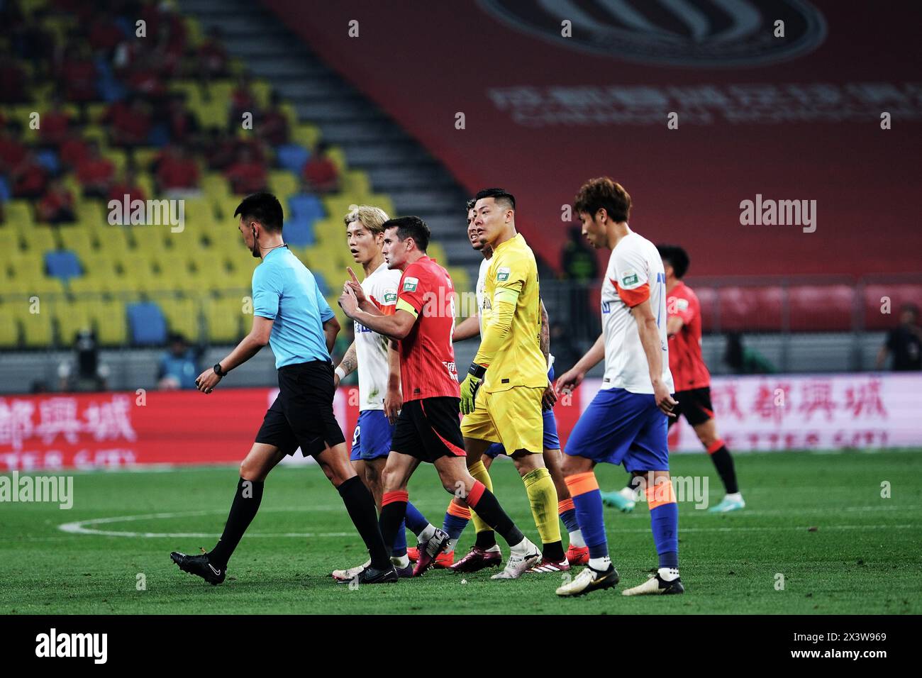 Shandong Taishan Football Club defeated Chengdu Rongcheng Football Club ...