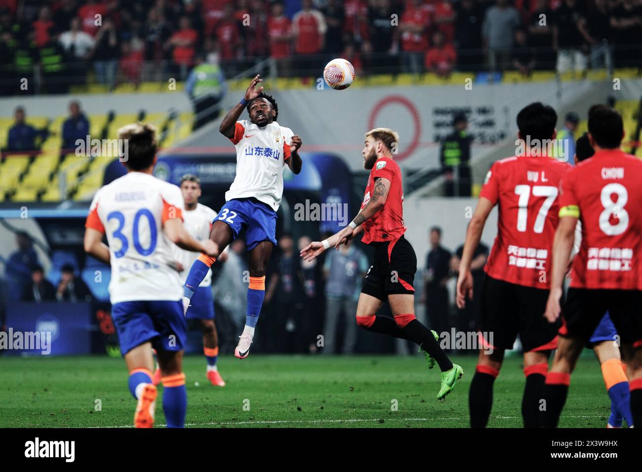 Shandong Taishan Football Club defeated Chengdu Rongcheng Football Club ...