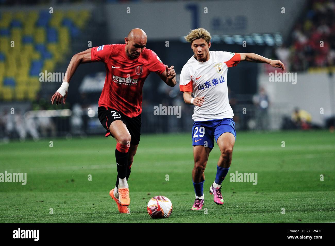 Shandong Taishan Football Club defeated Chengdu Rongcheng Football Club ...