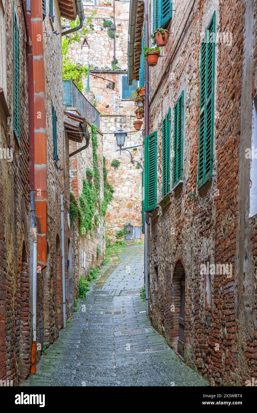 Narrow street brick houses hi-res stock photography and images - Alamy