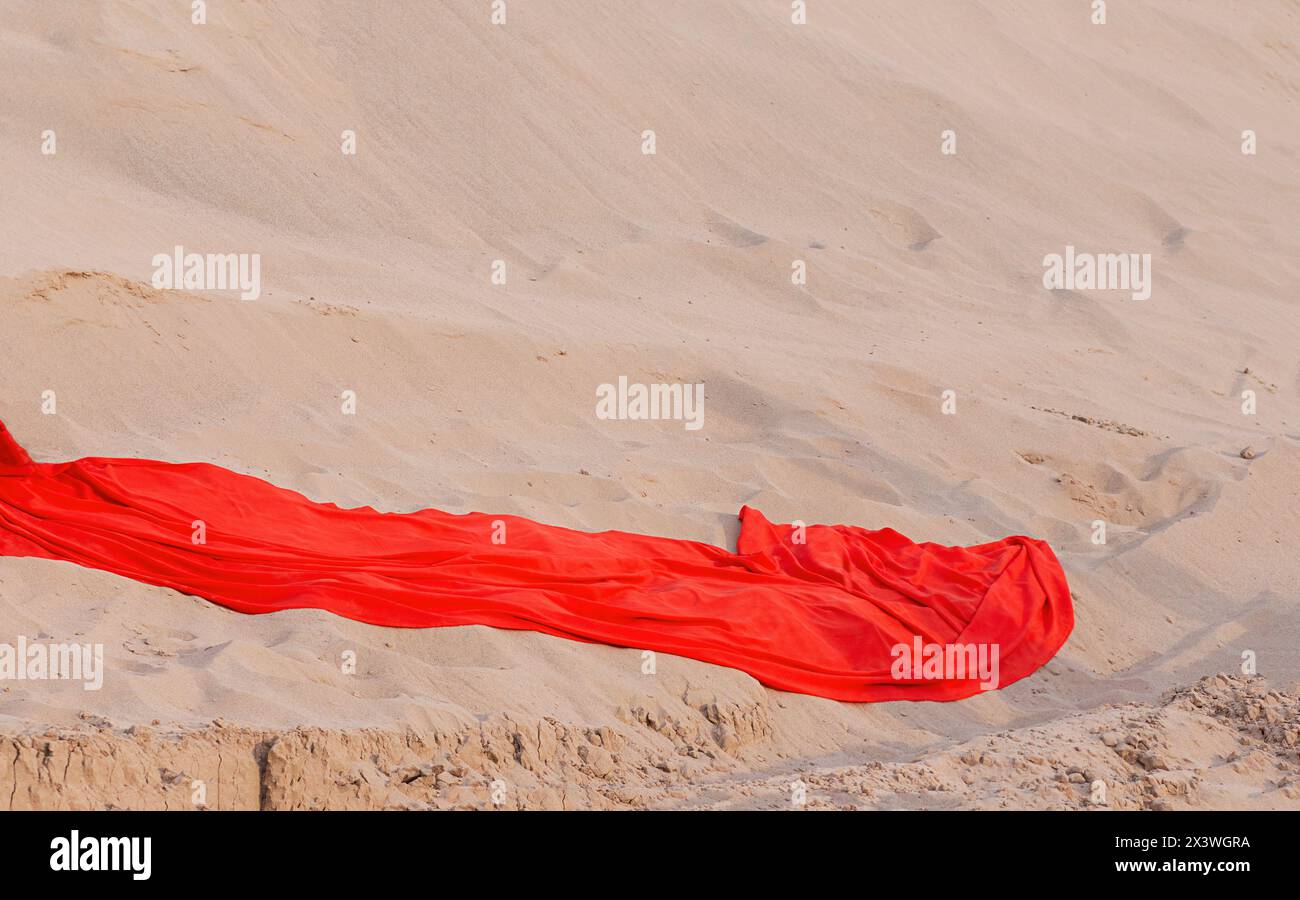 Smooth red brown desert sand hi-res stock photography and images - Alamy