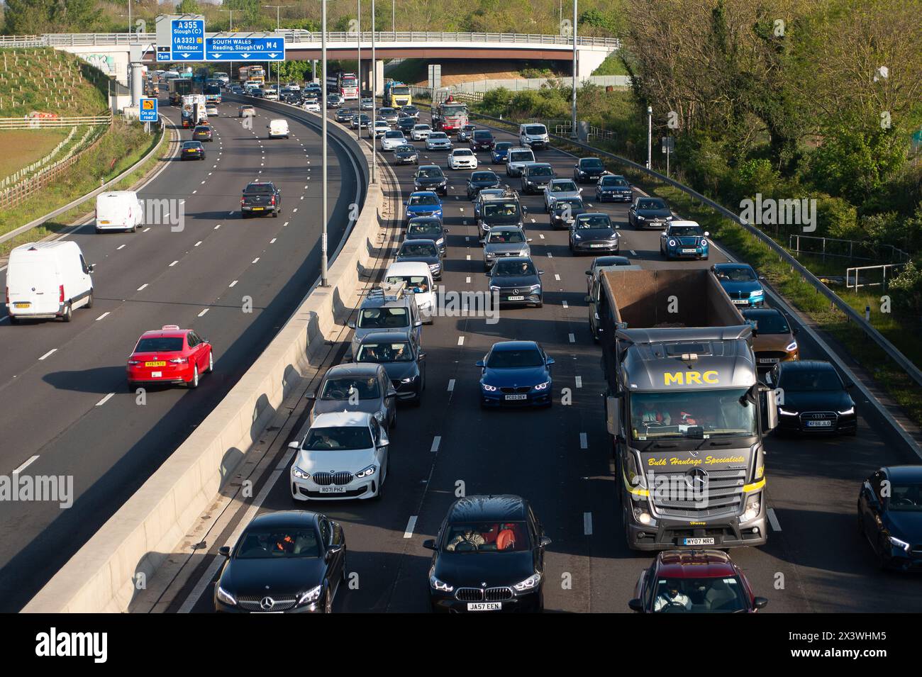 Slough, UK. 29th April, 2024. It was a busy morning on the M4 East ...