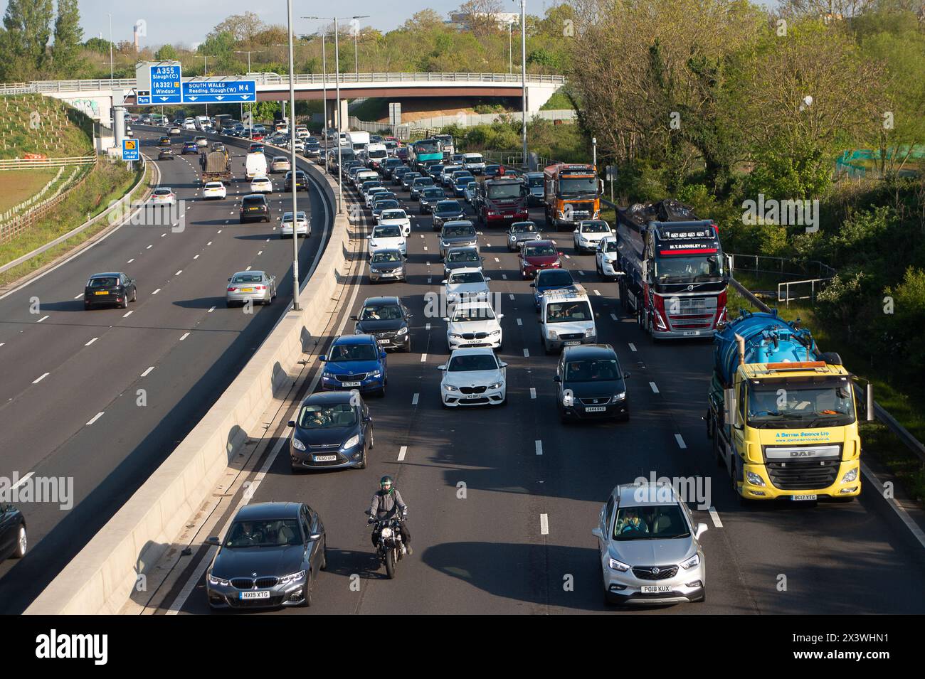 Slough, UK. 29th April, 2024. It was a busy morning on the M4 East ...