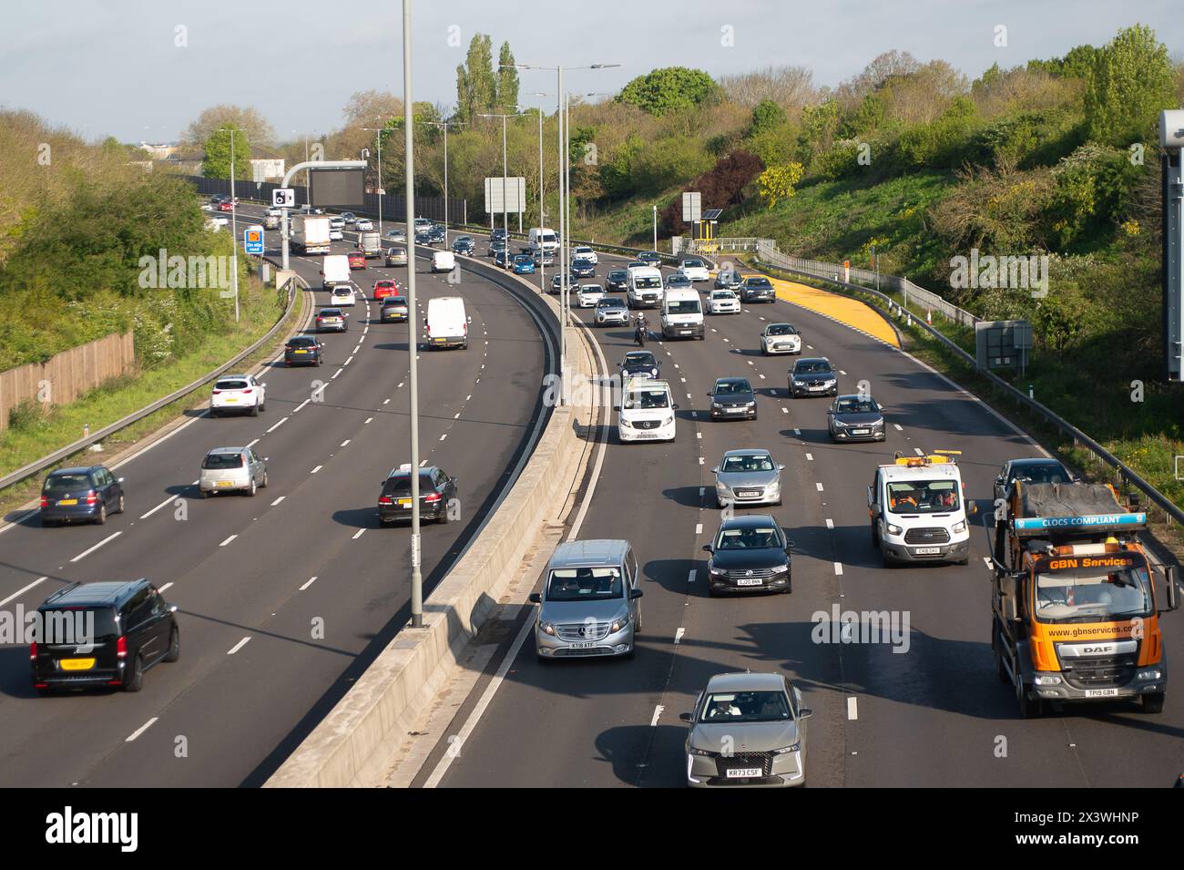 Slough, UK. 29th April, 2024. It was a busy morning on the M4 East ...