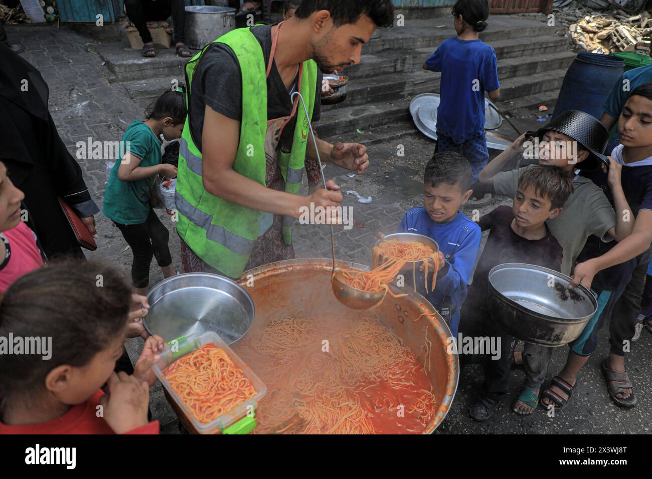 Rafah. 28th Apr, 2024. Palestinian children receive food relief in the ...