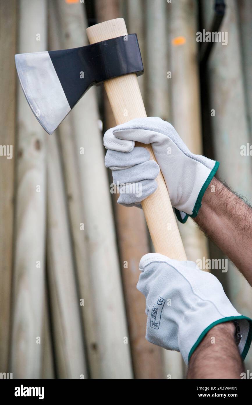 Hacha de madera hi-res stock photography and images - Alamy