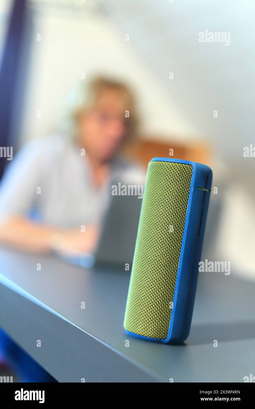 People listening online speaker hi-res stock photography and images - Alamy