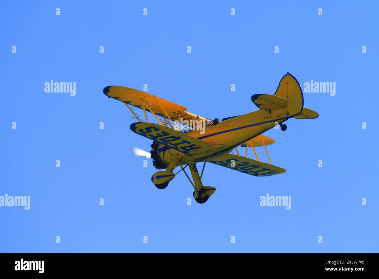 Blue sky and yellow aircraft hi-res stock photography and images - Alamy