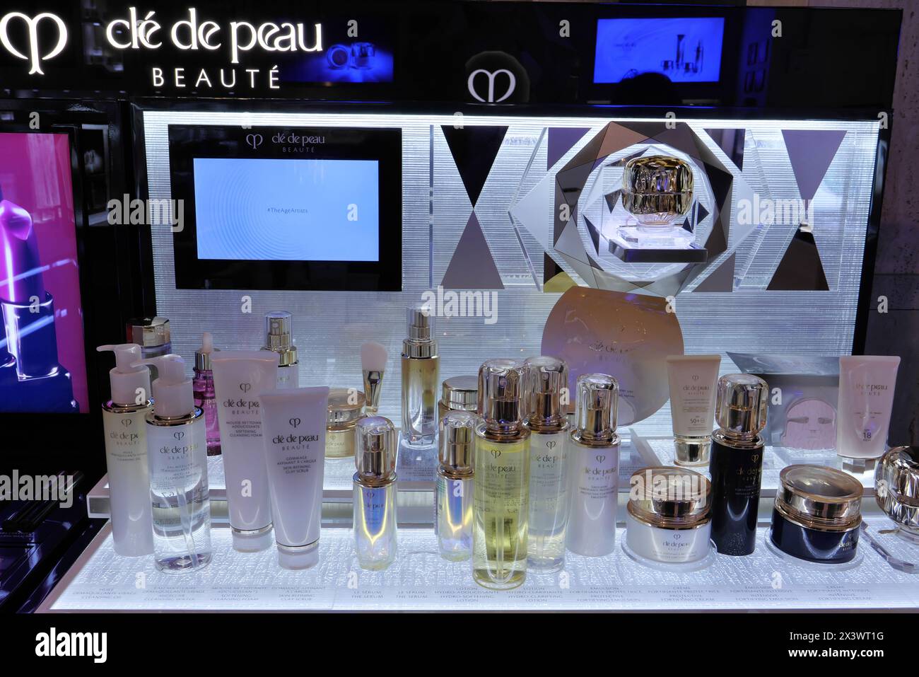 Perfume bottles on display hi-res stock photography and images - Alamy