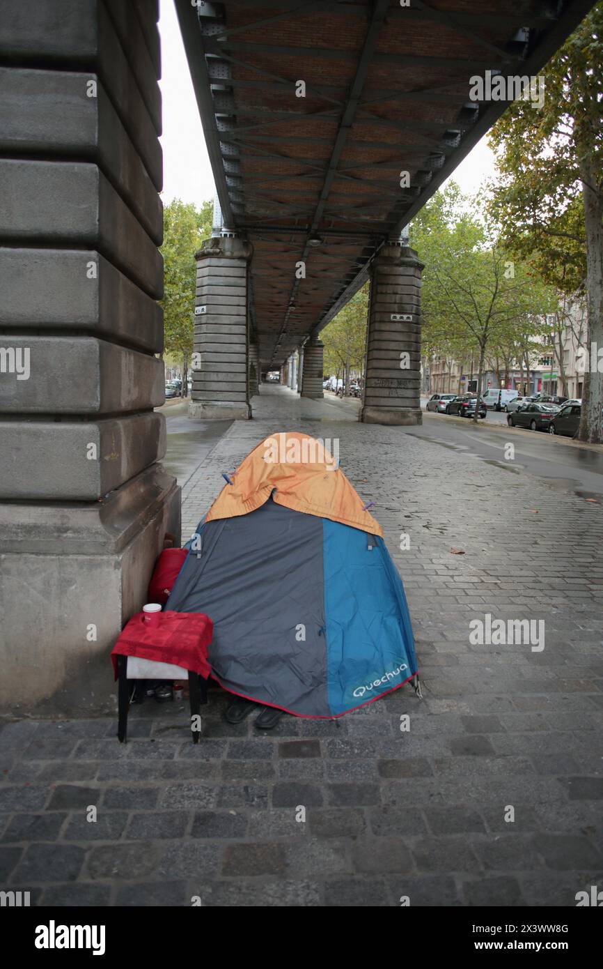 Homeless living under bridge boulevard hi-res stock photography and ...