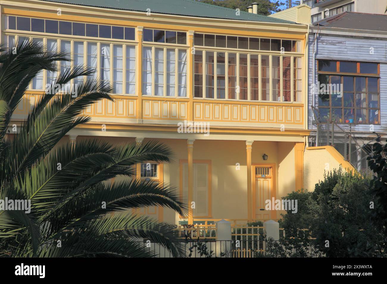 Valparaiso housing hi-res stock photography and images - Alamy