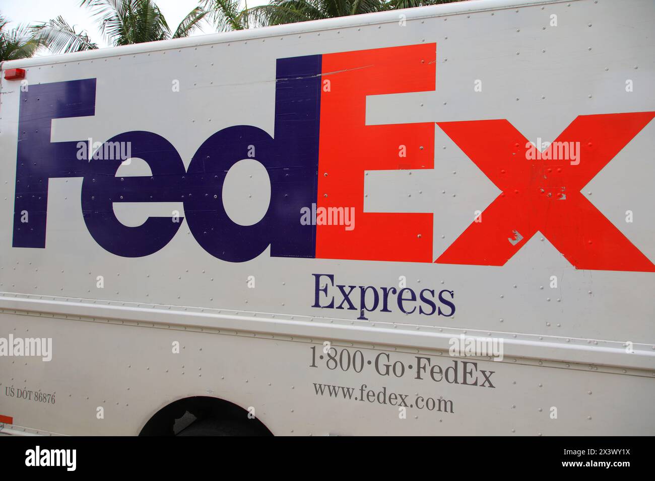 Fedex logo hi-res stock photography and images - Alamy