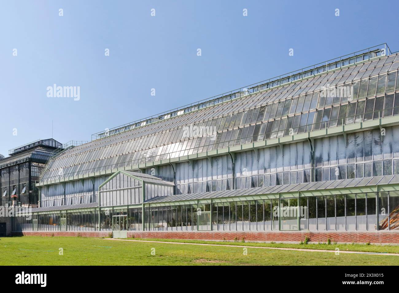 Jardin des plantes paris greenhouses hi-res stock photography and ...