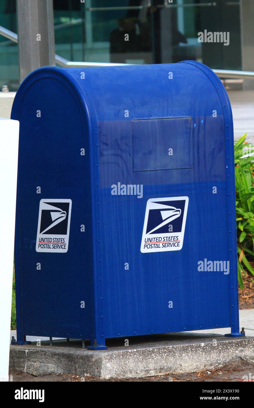 United parcel service boxes hi-res stock photography and images - Alamy