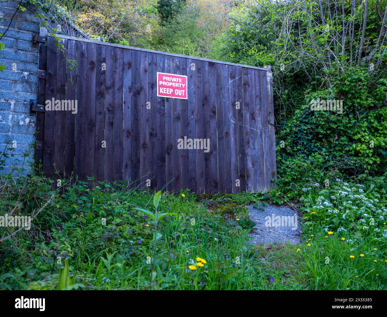 Large wooden gates hi-res stock photography and images - Alamy