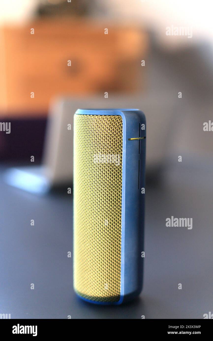Out of focus speaker hi-res stock photography and images - Alamy