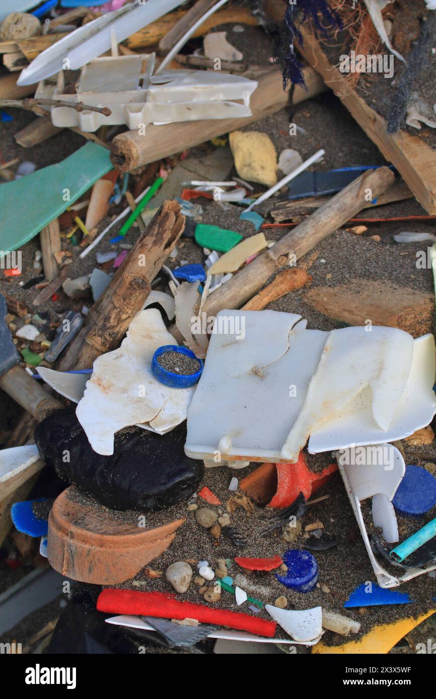 Beach straw trash hi-res stock photography and images - Alamy