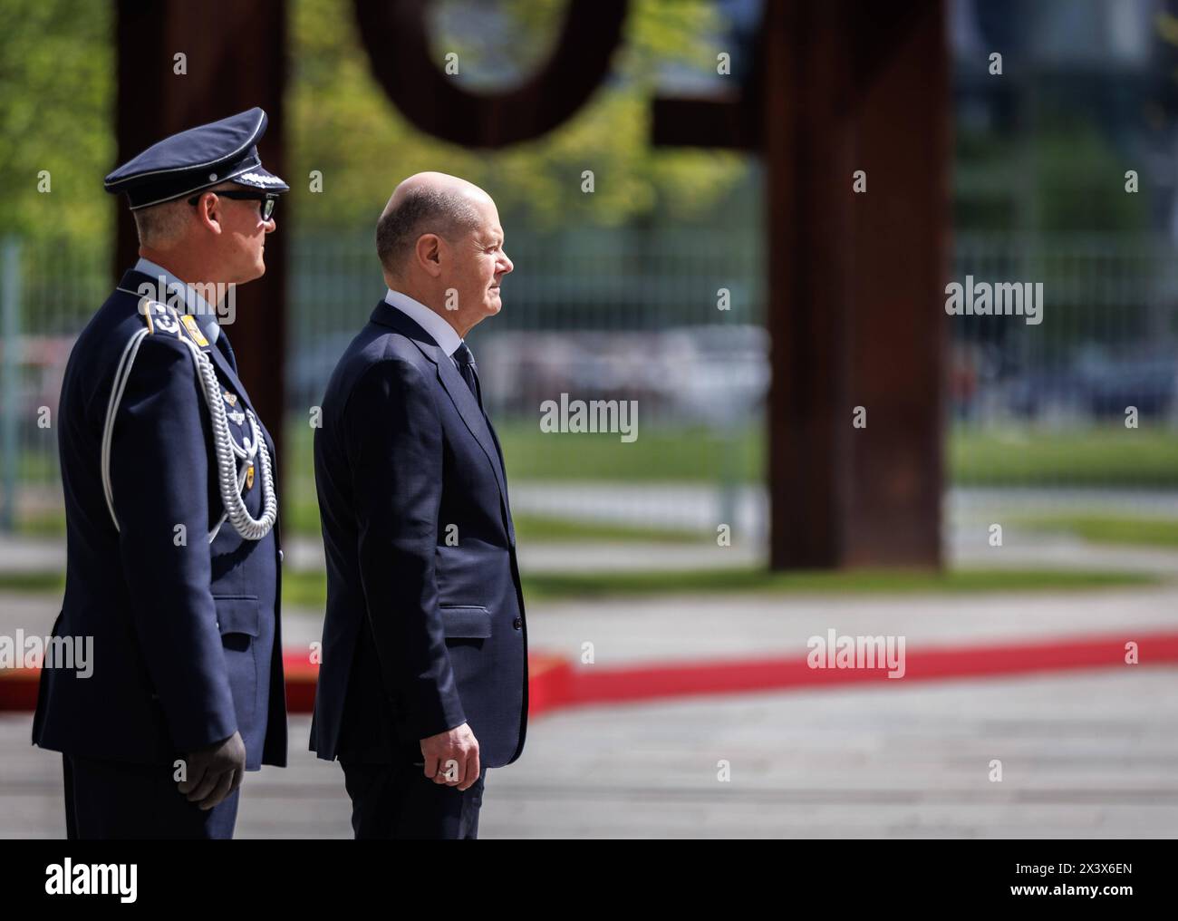 Olaf Scholz, Bundeskanzler, und ein Offizier der Luftwaffe, aufgenommen ...