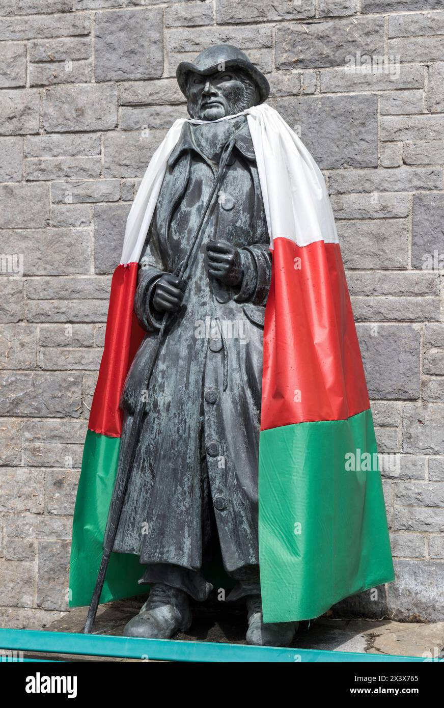 Statue of Welsh drover, Llandovery, Wales, UK Stock Photo - Alamy