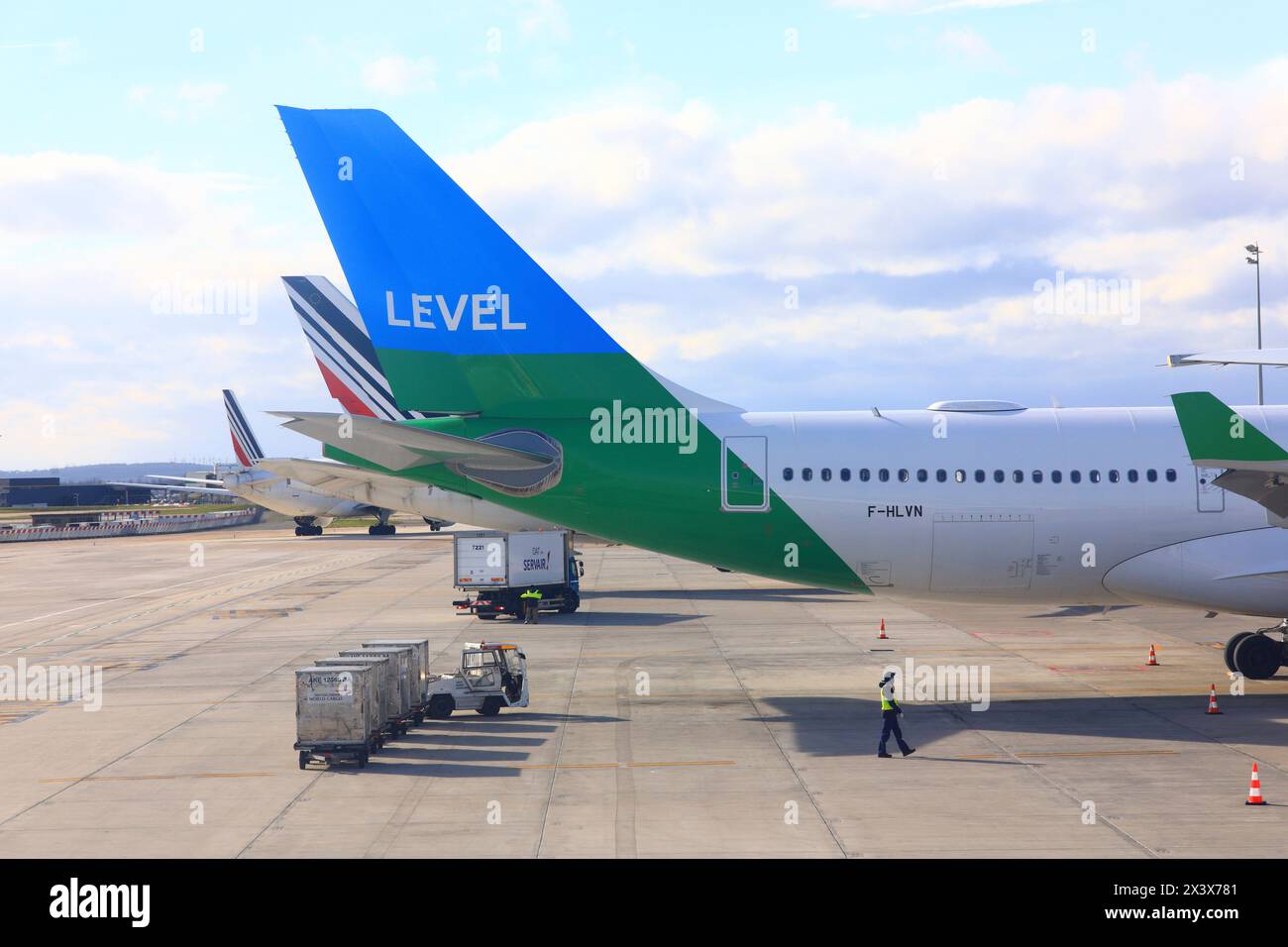 Aircraft outdoors hi-res stock photography and images - Alamy